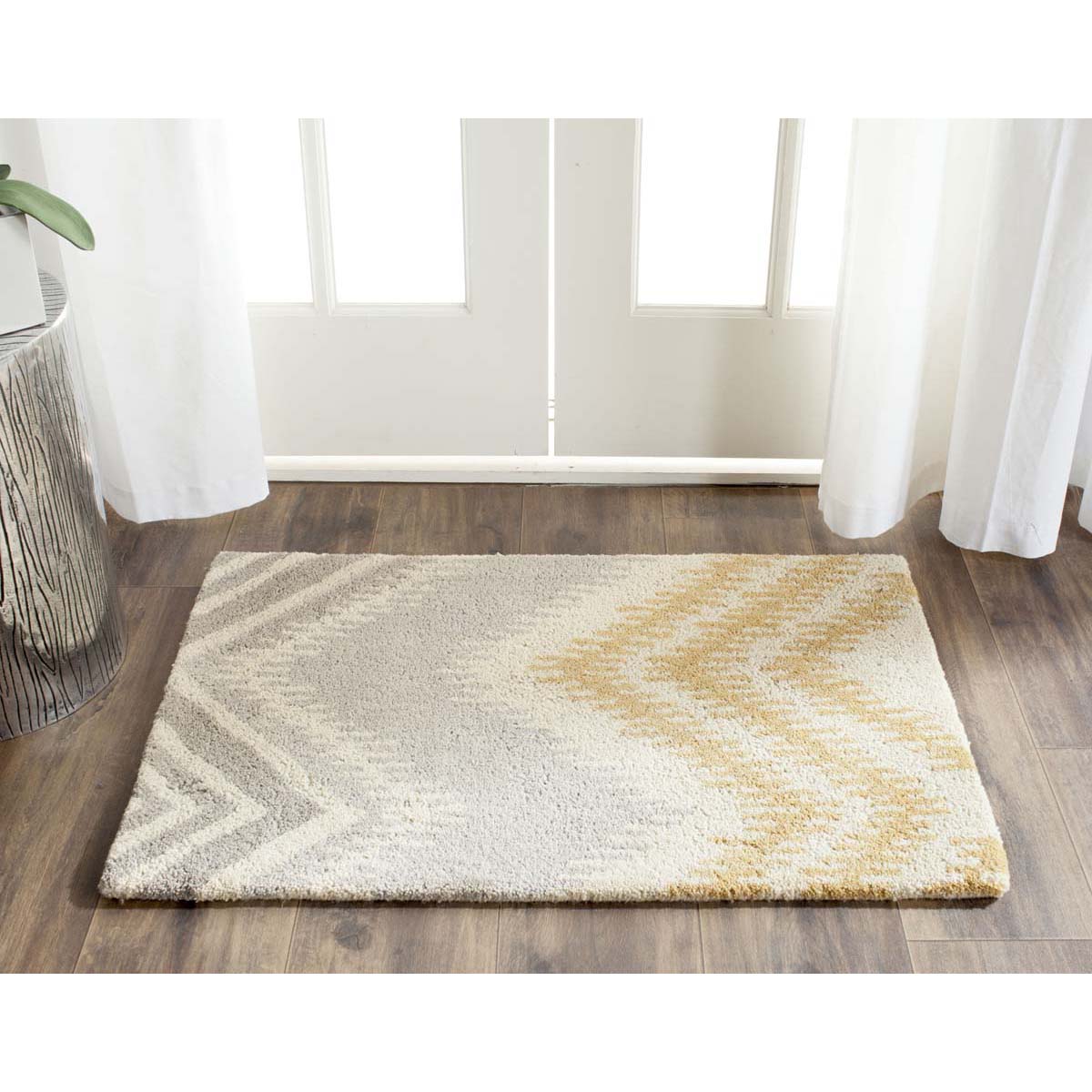 Safavieh Capri Rug Collection CPR445B - Grey / Gold